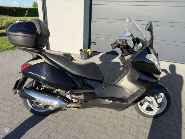 Aprilia Atlantic 2007 Mažeikiai, ar dzinēja tilpumu 0.50 L un nobraukumu 39 tūkst. km par 2000 €, foto 2 vietnē AUTOMOTO.COM.LV