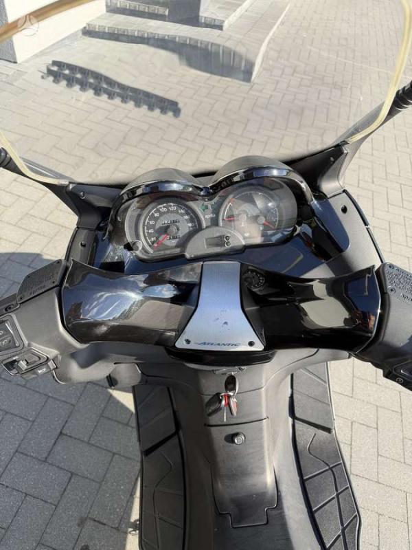 Aprilia Atlantic 2007 Mažeikiai, ar dzinēja tilpumu 0.50 L un nobraukumu 39 tūkst. km par 2000 €, foto 3 vietnē AUTOMOTO.COM.LV