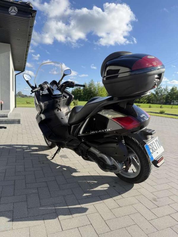 Aprilia Atlantic 2007 Mažeikiai, ar dzinēja tilpumu 0.50 L un nobraukumu 39 tūkst. km par 2000 €, foto 4 vietnē AUTOMOTO.COM.LV