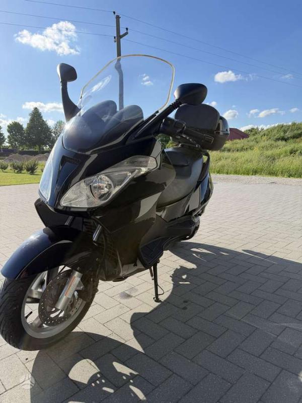 Aprilia Atlantic 2007 Mažeikiai, ar dzinēja tilpumu 0.50 L un nobraukumu 39 tūkst. km par 2000 €, foto 6 vietnē AUTOMOTO.COM.LV