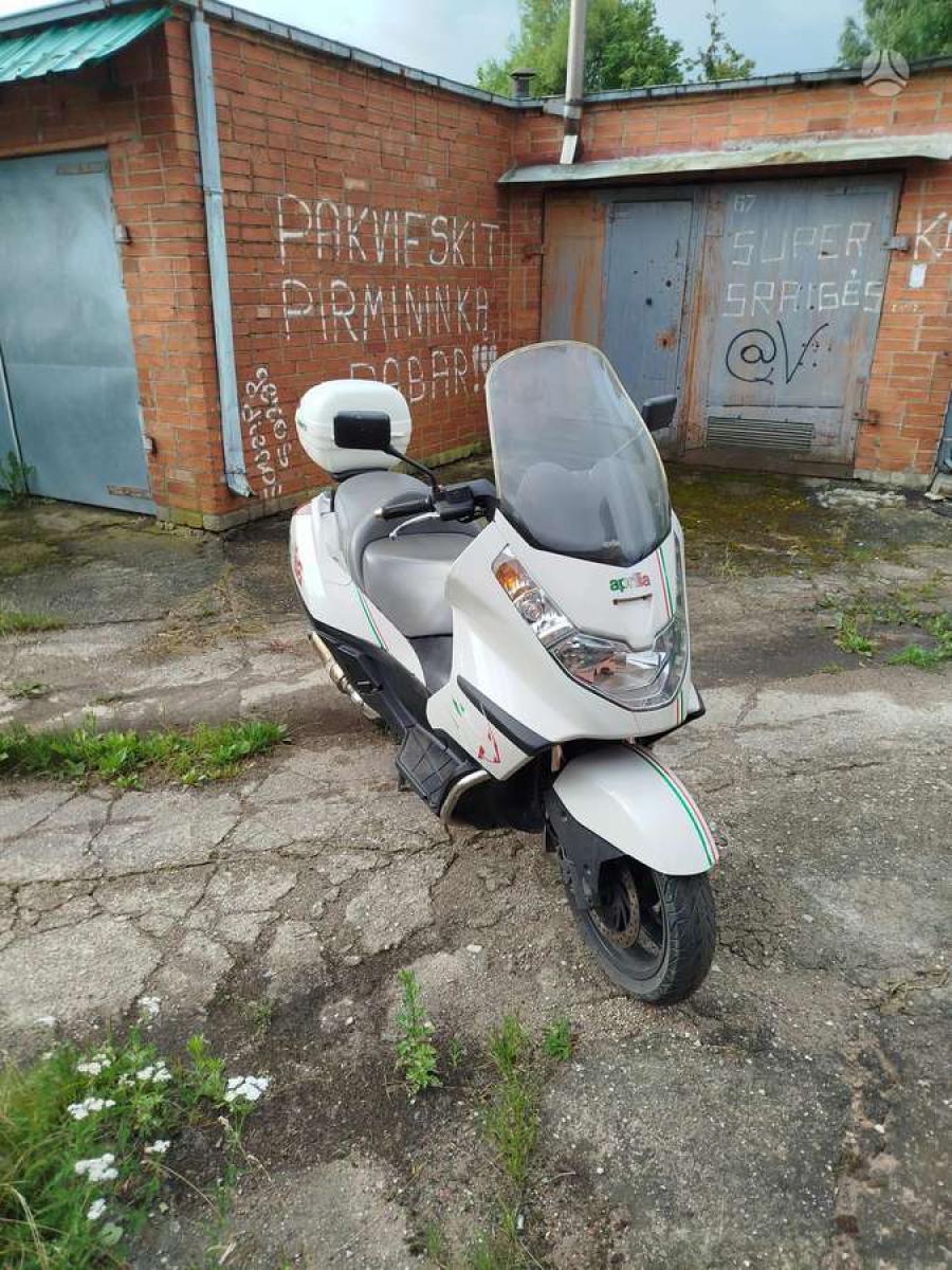 Balts Aprilia Atlantic 2003 Alīta, ar dzinēja tilpumu 0.46 L un nobraukumu 14 tūkst. km par 1300 €, foto 1 vietnē AUTOMOTO.COM.LV