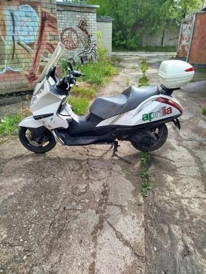 Balts Aprilia Atlantic 2003 Alīta, ar dzinēja tilpumu 0.46 L un nobraukumu 14 tūkst. km par 1300 €, foto 3 vietnē AUTOMOTO.COM.LV
