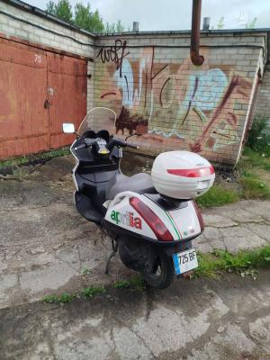Balts Aprilia Atlantic 2003 Alīta, ar dzinēja tilpumu 0.46 L un nobraukumu 14 tūkst. km par 1300 €, foto 4 vietnē AUTOMOTO.COM.LV