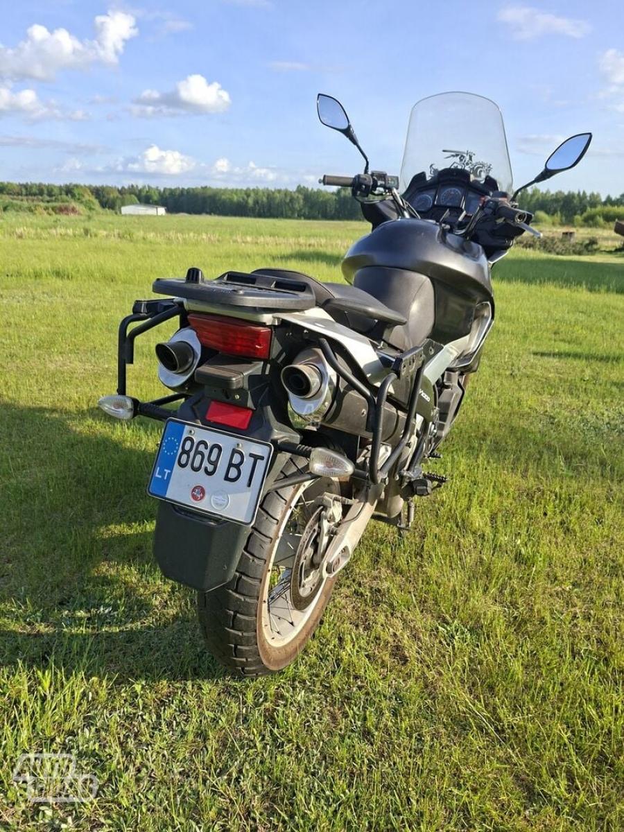 Grey Aprilia Caponord 2004 in Panevezys, with an engine capacity of 1.00 L and mileage of 62 thousand km for 2500 €, photo 9 on AUTOMOTO.COM.LV