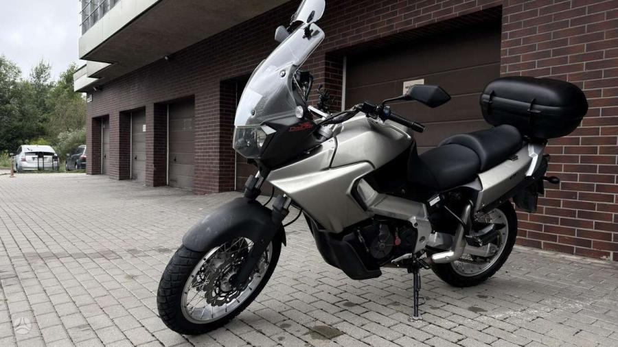 Aprilia Caponord 2003 in Vilnius, with an engine capacity of 1.00 L and mileage of 52 thousand km for 2699 €, photo 5 on AUTOMOTO.COM.LV