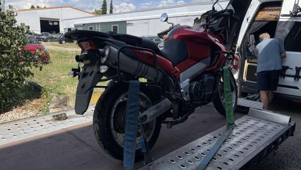 Red Aprilia Caponord 2001 in Telschi, with an engine capacity of 1.00 L and mileage of 27 thousand km for 2600 €, photo 2 on AUTOMOTO.COM.LV