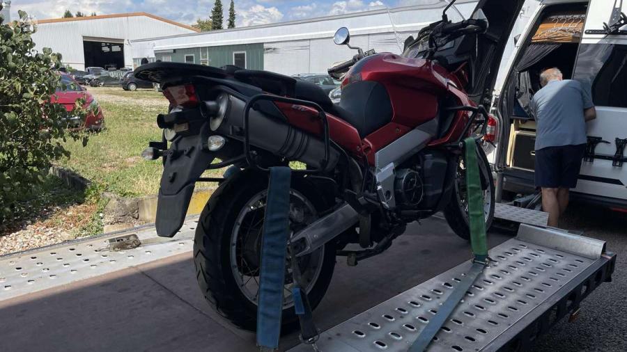 Sarkans Aprilia Caponord 2001 Telšiai, ar dzinēja tilpumu 1.00 L un nobraukumu 27 tūkst. km par 2600 €, foto 3 vietnē AUTOMOTO.COM.LV