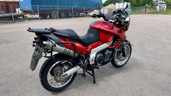Red Aprilia Caponord 2001 in Telschi, with an engine capacity of 1.00 L and mileage of 27 thousand km for 2400 €, photo 2 on AUTOMOTO.COM.LV