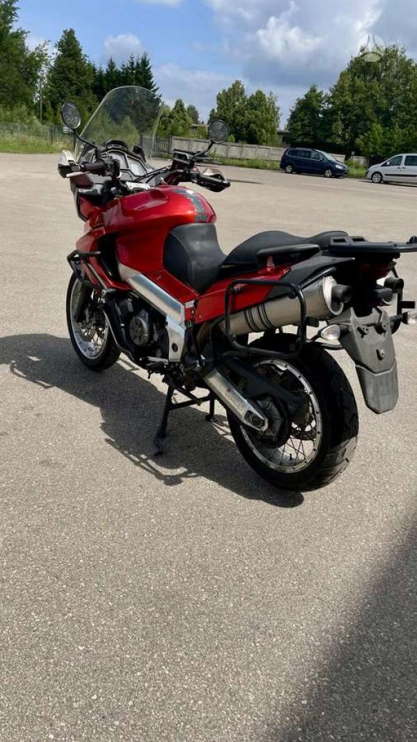 Red Aprilia Caponord 2001 in Telschi, with an engine capacity of 1.00 L and mileage of 27 thousand km for 2400 €, photo 3 on AUTOMOTO.COM.LV