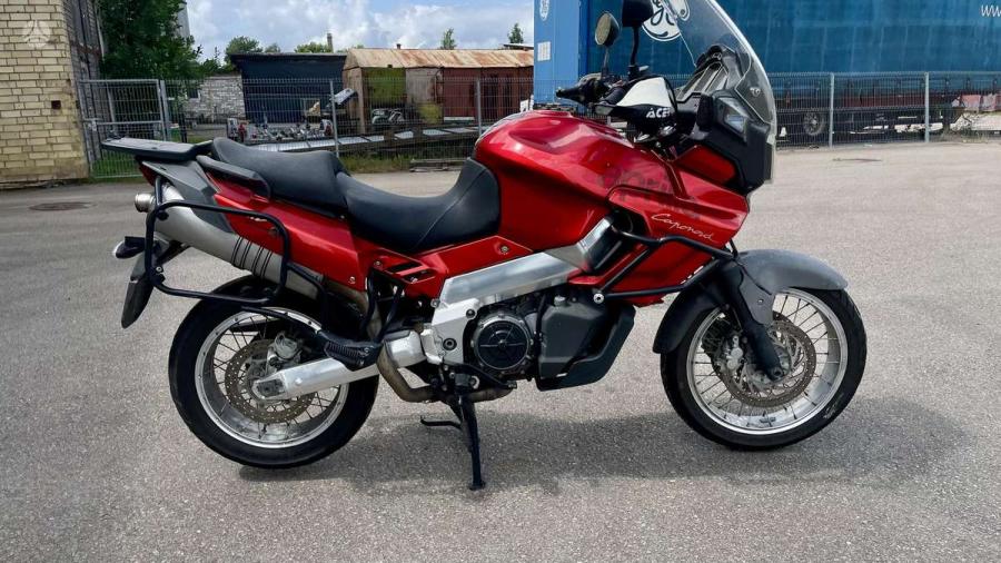 Red Aprilia Caponord 2001 in Telschi, with an engine capacity of 1.00 L and mileage of 27 thousand km for 2400 €, photo 5 on AUTOMOTO.COM.LV
