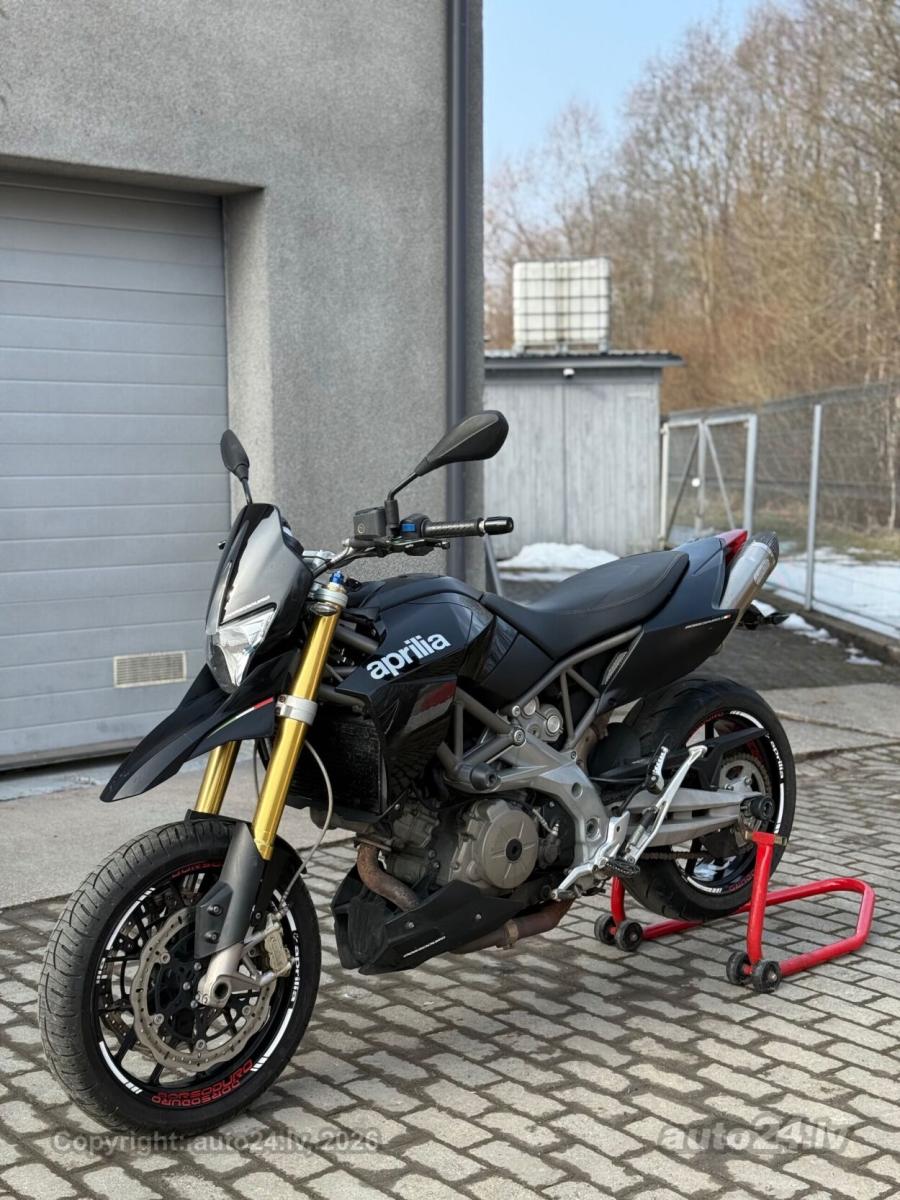 Black Aprilia Dorsoduro 2012 in Parnu, with an engine capacity of 0.75 L and mileage of 24 thousand km for 4490 €, photo 3 on AUTOMOTO.COM.LV