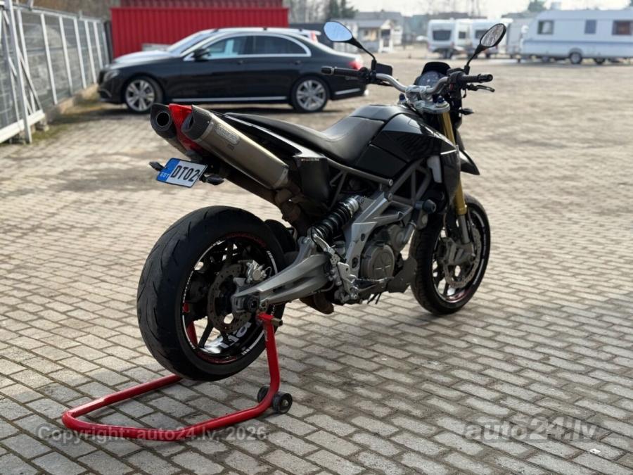 Black Aprilia Dorsoduro 2012 in Parnu, with an engine capacity of 0.75 L and mileage of 24 thousand km for 4490 €, photo 6 on AUTOMOTO.COM.LV