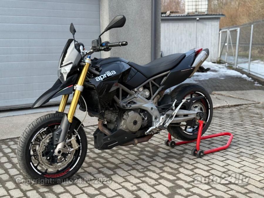 Black Aprilia Dorsoduro 2012 in Parnu, with an engine capacity of 0.75 L and mileage of 24 thousand km for 4490 €, photo 2 on AUTOMOTO.COM.LV