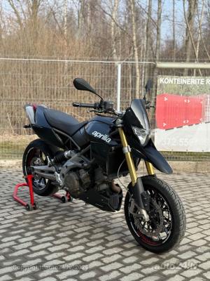Black Aprilia Dorsoduro 2012 in Parnu, with an engine capacity of 0.75 L and mileage of 24 thousand km for 4490 €, photo 4 on AUTOMOTO.COM.LV