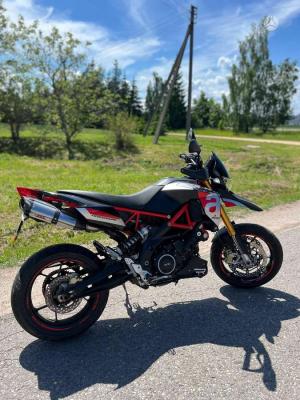Black Aprilia Dorsoduro 2017 in Marijampole, with an engine capacity of 0.90 L and mileage of 22 thousand km for 5350 €, photo  on AUTOMOTO.COM.LV