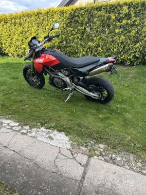 Aprilia Dorsoduro 2011 Alīta, ar dzinēja tilpumu 0.75 L un nobraukumu 33 tūkst. km par 2500 €, foto 3 vietnē AUTOMOTO.COM.LV