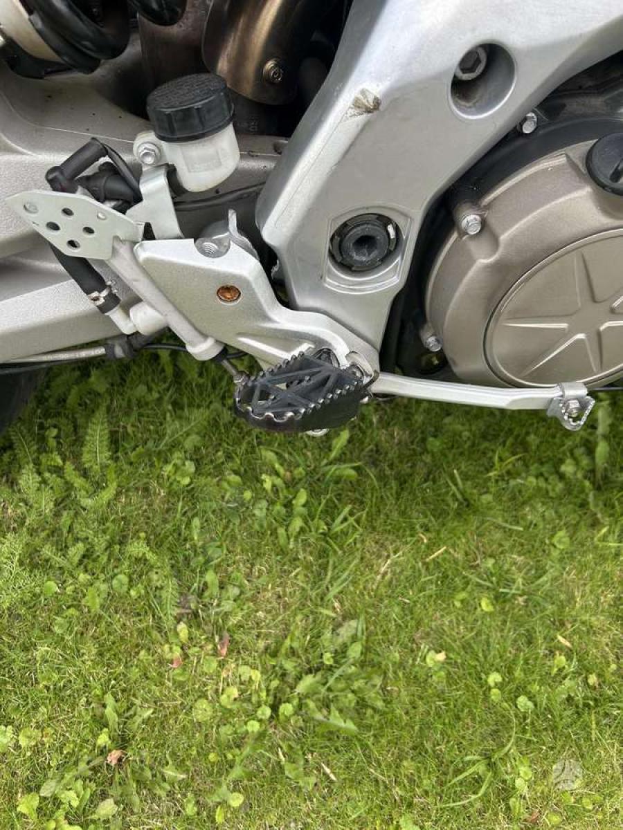Aprilia Dorsoduro 2011 Alīta, ar dzinēja tilpumu 0.75 L un nobraukumu 33 tūkst. km par 2500 €, foto 9 vietnē AUTOMOTO.COM.LV