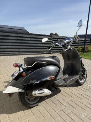 Black Aprilia Habana 2001 in Vilnius, with an engine capacity of 49.00 L and mileage of 19 thousand km for 850 €, photo 4 on AUTOMOTO.COM.LV