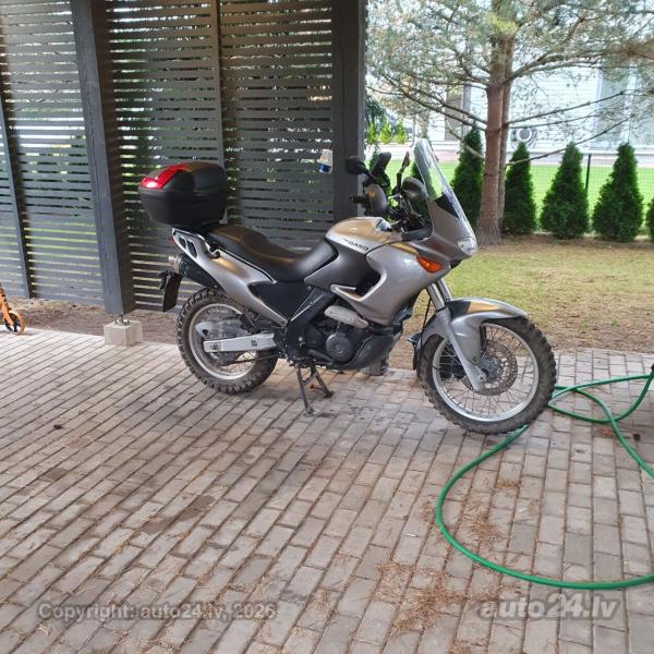 Melns Aprilia Pegaso 650 2003 Tartu, ar dzinēja tilpumu 0.65 L un nobraukumu 29 tūkst. km par 2400 €, foto 2 vietnē AUTOMOTO.COM.LV