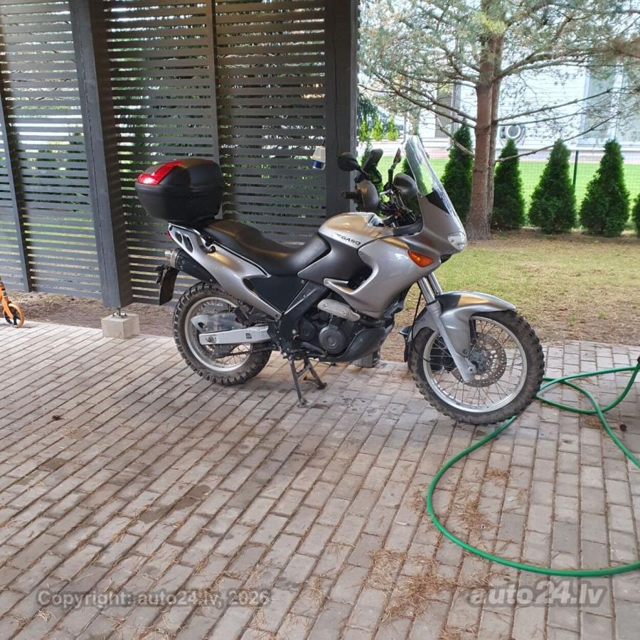 Melns Aprilia Pegaso 650 2003 Tartu, ar dzinēja tilpumu 0.65 L un nobraukumu 29 tūkst. km par 2400 €, foto 2 vietnē AUTOMOTO.COM.LV
