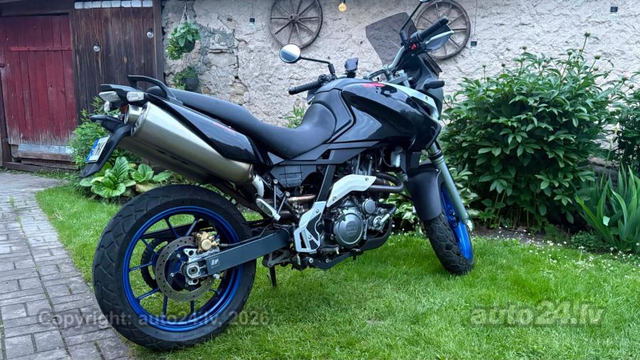 Melns Aprilia Pegaso 650 2005 Tallina, ar dzinēja tilpumu 0.66 L un nobraukumu 8 tūkst. km par 3350 €, foto 1 vietnē AUTOMOTO.COM.LV