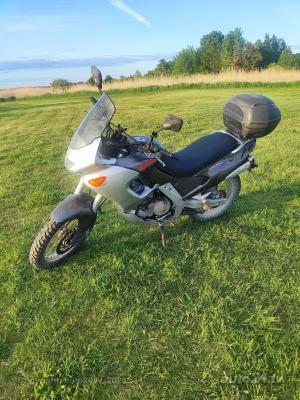 Pelēks Aprilia Pegaso 650 1999 Pērnava, ar dzinēja tilpumu 0.00 L un nobraukumu 56 tūkst. km par 1800 €, foto 3 vietnē AUTOMOTO.COM.LV