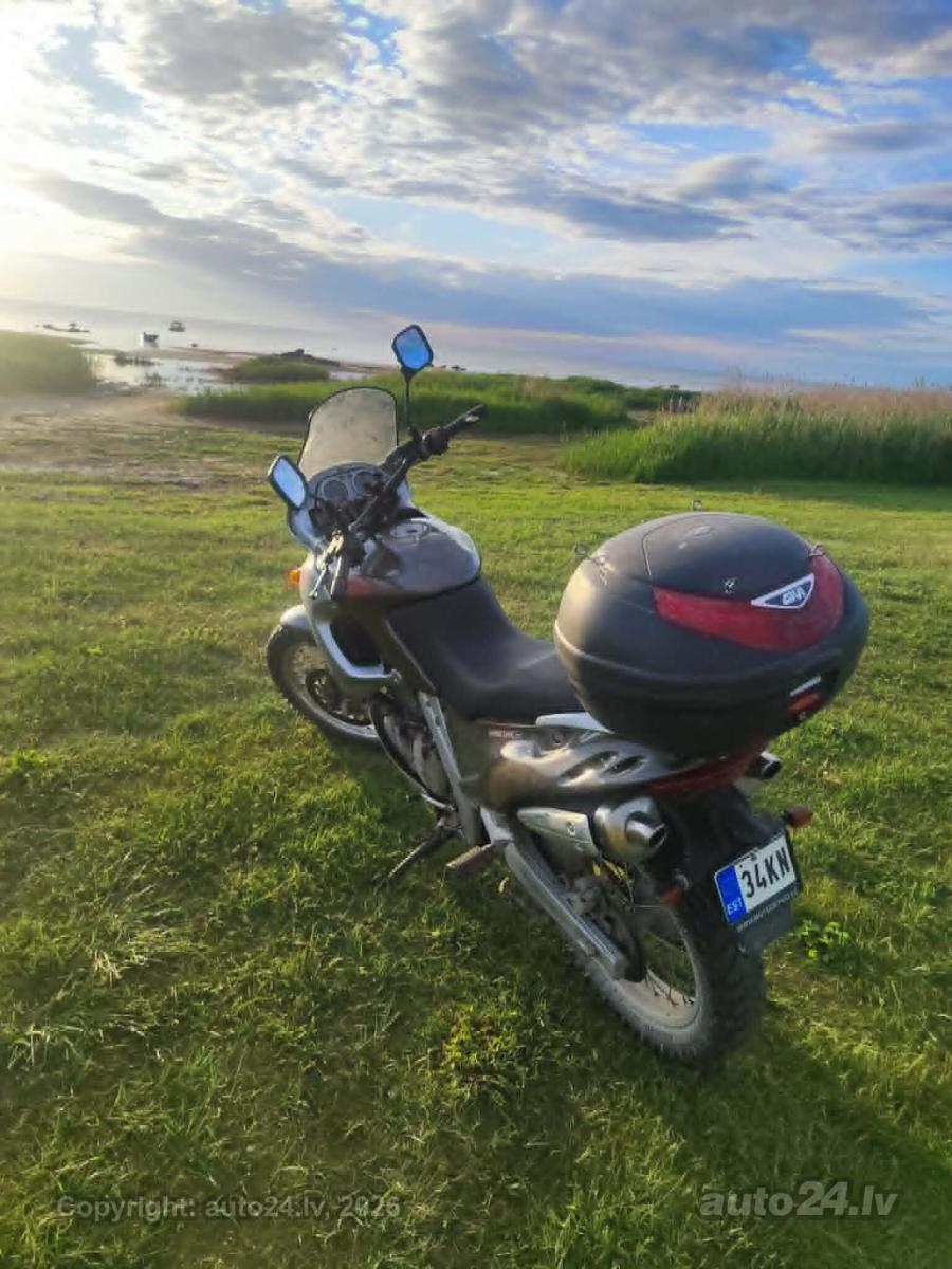Pelēks Aprilia Pegaso 650 1999 Pērnava, ar dzinēja tilpumu 0.00 L un nobraukumu 56 tūkst. km par 1800 €, foto 5 vietnē AUTOMOTO.COM.LV