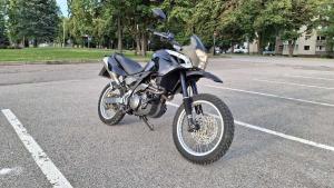 Melns Aprilia Pegaso 2005 Elektrėnai, ar dzinēja tilpumu 0.66 L un nobraukumu 48 tūkst. km par 2550 €, foto 1 vietnē AUTOMOTO.COM.LV
