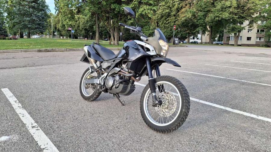 Melns Aprilia Pegaso 2005 Elektrėnai, ar dzinēja tilpumu 0.66 L un nobraukumu 48 tūkst. km par 2550 €, foto 1 vietnē AUTOMOTO.COM.LV