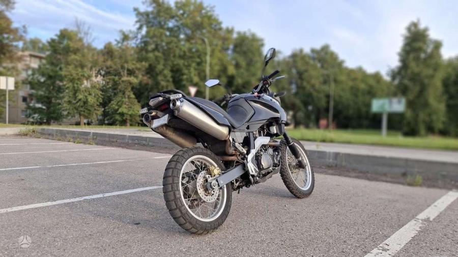 Melns Aprilia Pegaso 2005 Elektrėnai, ar dzinēja tilpumu 0.66 L un nobraukumu 48 tūkst. km par 2550 €, foto 4 vietnē AUTOMOTO.COM.LV