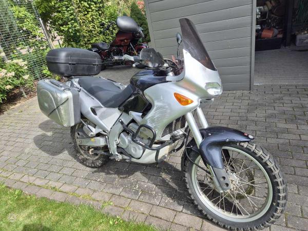 Pelēks Aprilia Pegaso 1998 Viļņa, ar dzinēja tilpumu 0.65 L un nobraukumu 60 tūkst. km par 1290 €, foto 1 vietnē AUTOMOTO.COM.LV