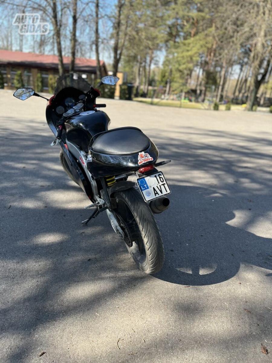 Black Aprilia RS 2002 in Panevezys, with an engine capacity of 0.05 L and mileage of 27 thousand km for 1100 €, photo 4 on AUTOMOTO.COM.LV