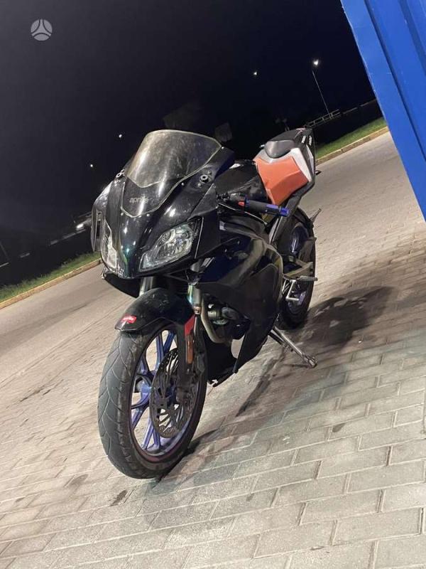 Black Aprilia RS 2007 in Siauliai, with an engine capacity of 49.00 L and mileage of 25 thousand km for 1600 €, photo 3 on AUTOMOTO.COM.LV