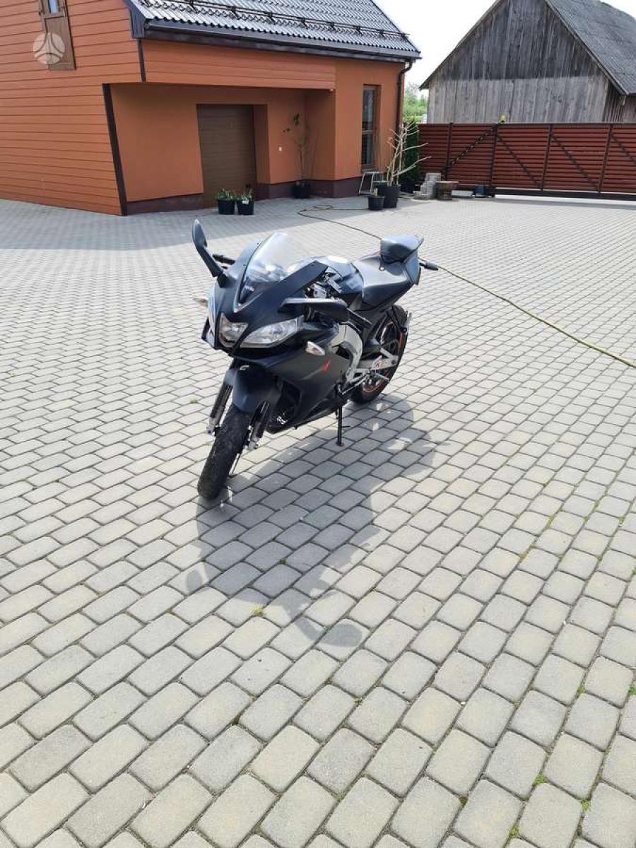 Black Aprilia RS 2014 in Gargzdai, with an engine capacity of 50.00 L and mileage of 20 thousand km for 3000 €, photo 5 on AUTOMOTO.COM.LV