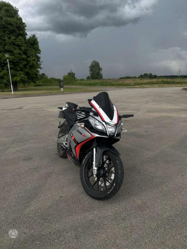 Black Aprilia RS 2015 in Panevezys, with an engine capacity of 0.13 L and mileage of 36 thousand km for 1250 €, photo 1 on AUTOMOTO.COM.LV