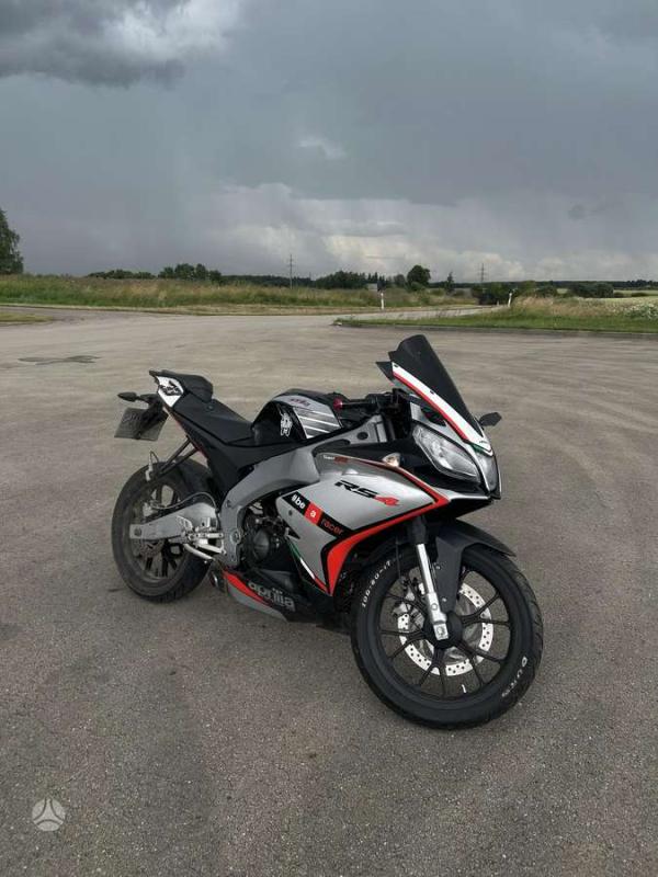 Black Aprilia RS 2015 in Panevezys, with an engine capacity of 0.13 L and mileage of 36 thousand km for 1250 €, photo 2 on AUTOMOTO.COM.LV