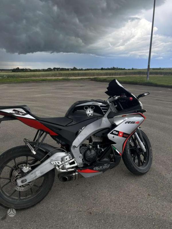 Black Aprilia RS 2015 in Panevezys, with an engine capacity of 0.13 L and mileage of 36 thousand km for 1250 €, photo 4 on AUTOMOTO.COM.LV