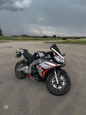Black Aprilia RS 2015 in Panevezys, with an engine capacity of 0.13 L and mileage of 36 thousand km for 1250 €, photo 3 on AUTOMOTO.COM.LV