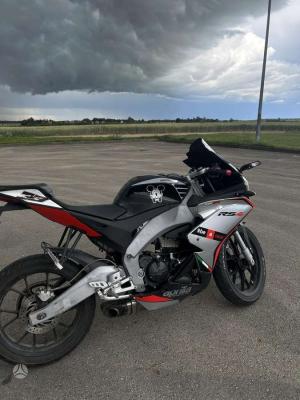 Black Aprilia RS 2015 in Panevezys, with an engine capacity of 0.13 L and mileage of 36 thousand km for 1250 €, photo 5 on AUTOMOTO.COM.LV