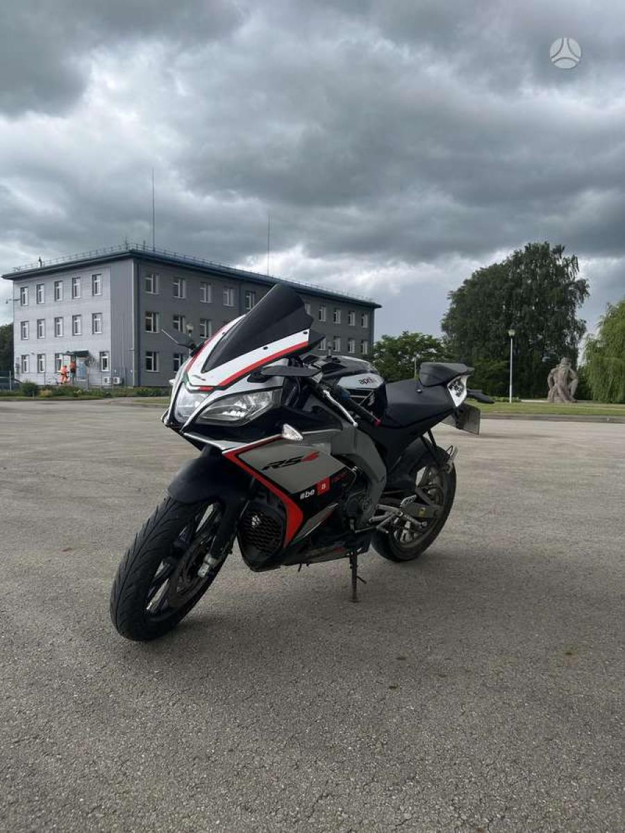 Black Aprilia RS 2015 in Panevezys, with an engine capacity of 0.13 L and mileage of 36 thousand km for 1250 €, photo 6 on AUTOMOTO.COM.LV