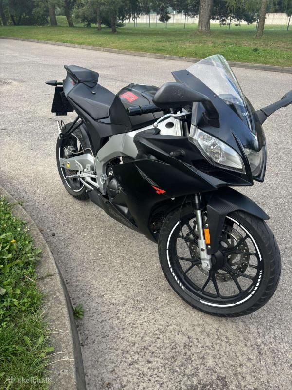 Black Aprilia RS 2016 in Vilnius, with an engine capacity of 0.13 L and mileage of 21 thousand km for 1500 €, photo 1 on AUTOMOTO.COM.LV