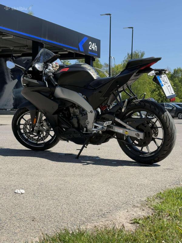 Black Aprilia RS 2016 in Vilnius, with an engine capacity of 0.13 L and mileage of 21 thousand km for 1500 €, photo 2 on AUTOMOTO.COM.LV