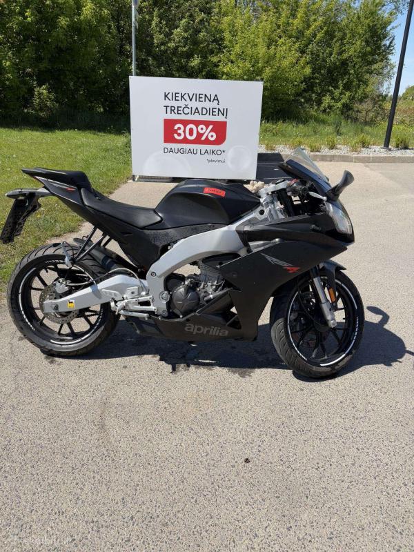 Black Aprilia RS 2016 in Vilnius, with an engine capacity of 0.13 L and mileage of 21 thousand km for 1500 €, photo 3 on AUTOMOTO.COM.LV