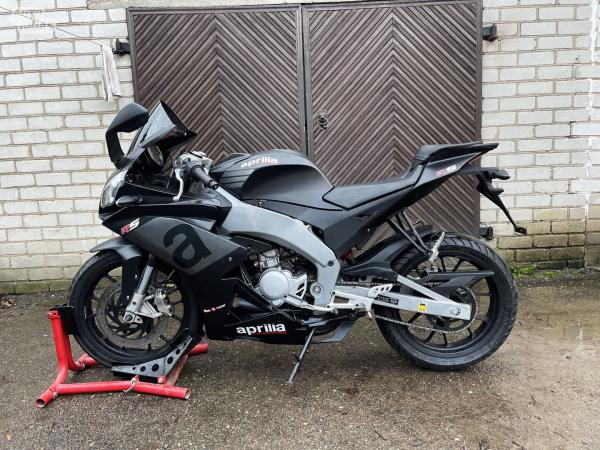 Black Aprilia RS 2016 in Silute, with an engine capacity of 0.05 L and mileage of 16 thousand km for 1930 €, photo 1 on AUTOMOTO.COM.LV