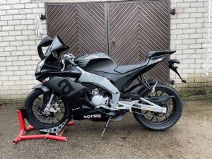 Melns Aprilia RS 2016 Šilutė, ar dzinēja tilpumu 0.05 L un nobraukumu 16 tūkst. km par 1930 €, foto  vietnē AUTOMOTO.COM.LV