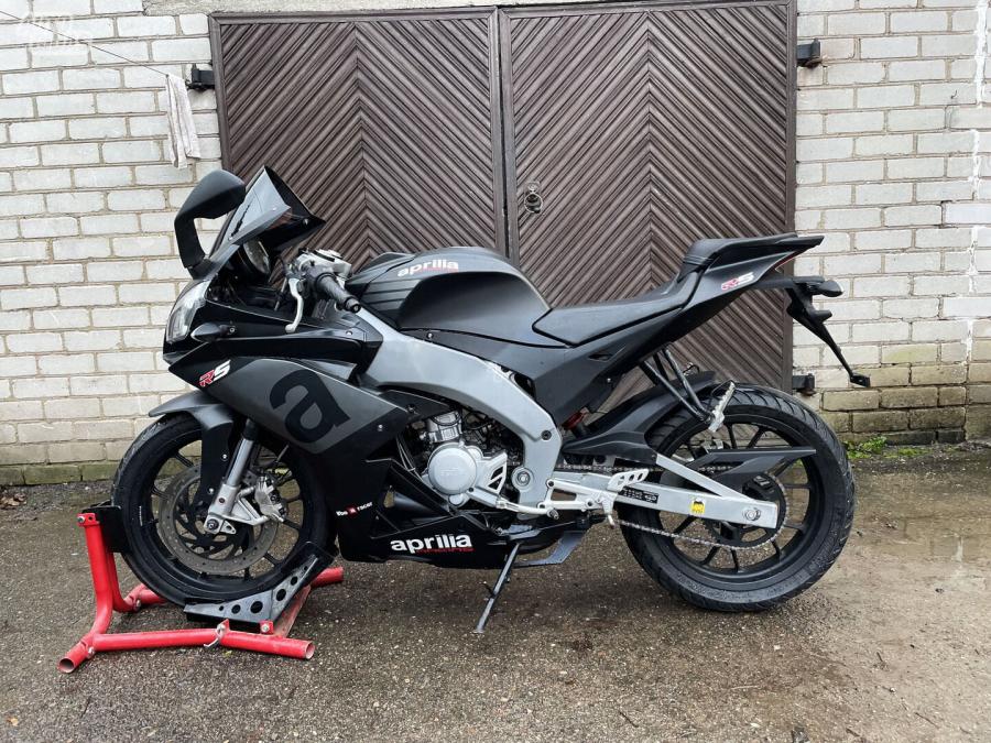 Black Aprilia RS 2016 in Silute, with an engine capacity of 0.05 L and mileage of 16 thousand km for 1930 €, photo 1 on AUTOMOTO.COM.LV