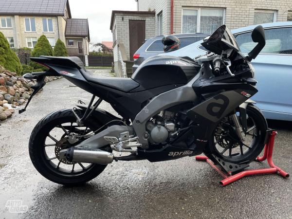 Black Aprilia RS 2016 in Silute, with an engine capacity of 0.05 L and mileage of 16 thousand km for 1930 €, photo 4 on AUTOMOTO.COM.LV
