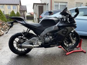 Black Aprilia RS 2016 in Silute, with an engine capacity of 0.05 L and mileage of 16 thousand km for 1930 €, photo 4 on AUTOMOTO.COM.LV
