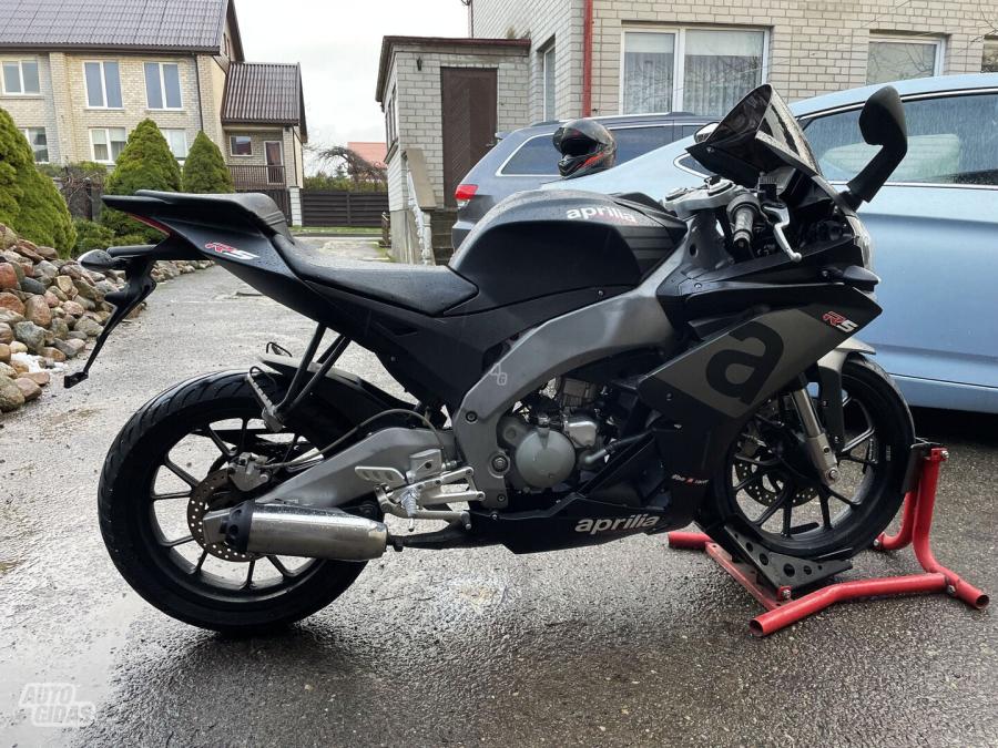 Black Aprilia RS 2016 in Silute, with an engine capacity of 0.05 L and mileage of 16 thousand km for 1930 €, photo 4 on AUTOMOTO.COM.LV