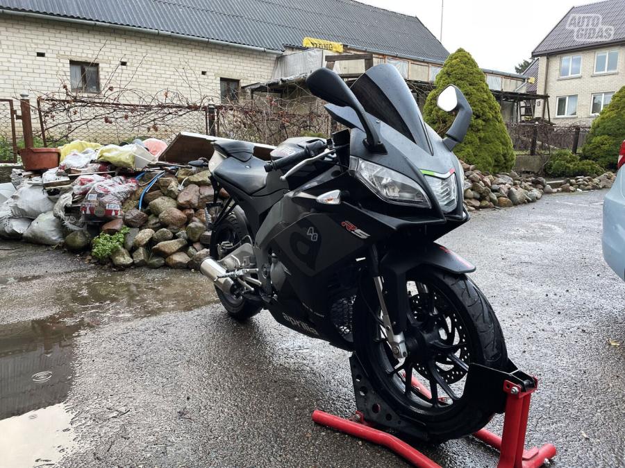 Black Aprilia RS 2016 in Silute, with an engine capacity of 0.05 L and mileage of 16 thousand km for 1930 €, photo 6 on AUTOMOTO.COM.LV